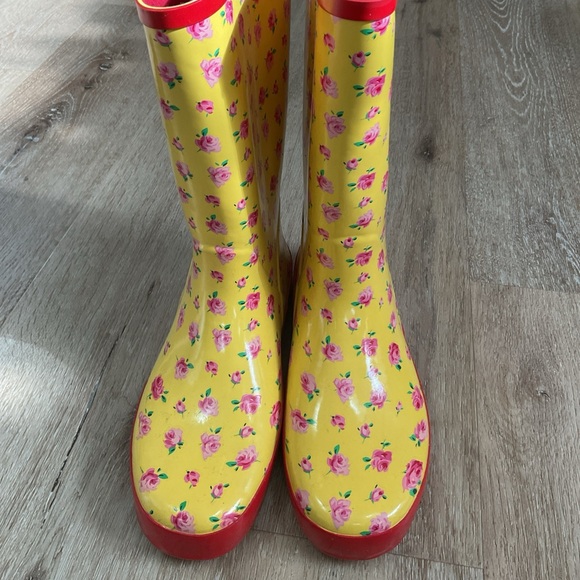 Tamara Henrique | Shoes | Tamara Henrique Yellow Rose Pattern Rain ...
